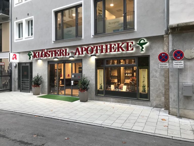 Apotheken A beleuchtet in LED | Schmid Werbesysteme