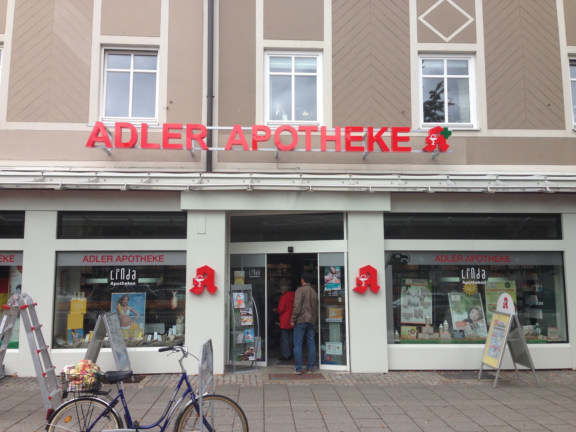 Leuchtende Apothekenwerbung - Beispiele für Apo Lichtwerbung