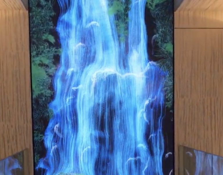 Digitaler Wasserfall mit großer Höhe möglich - Video ansehen